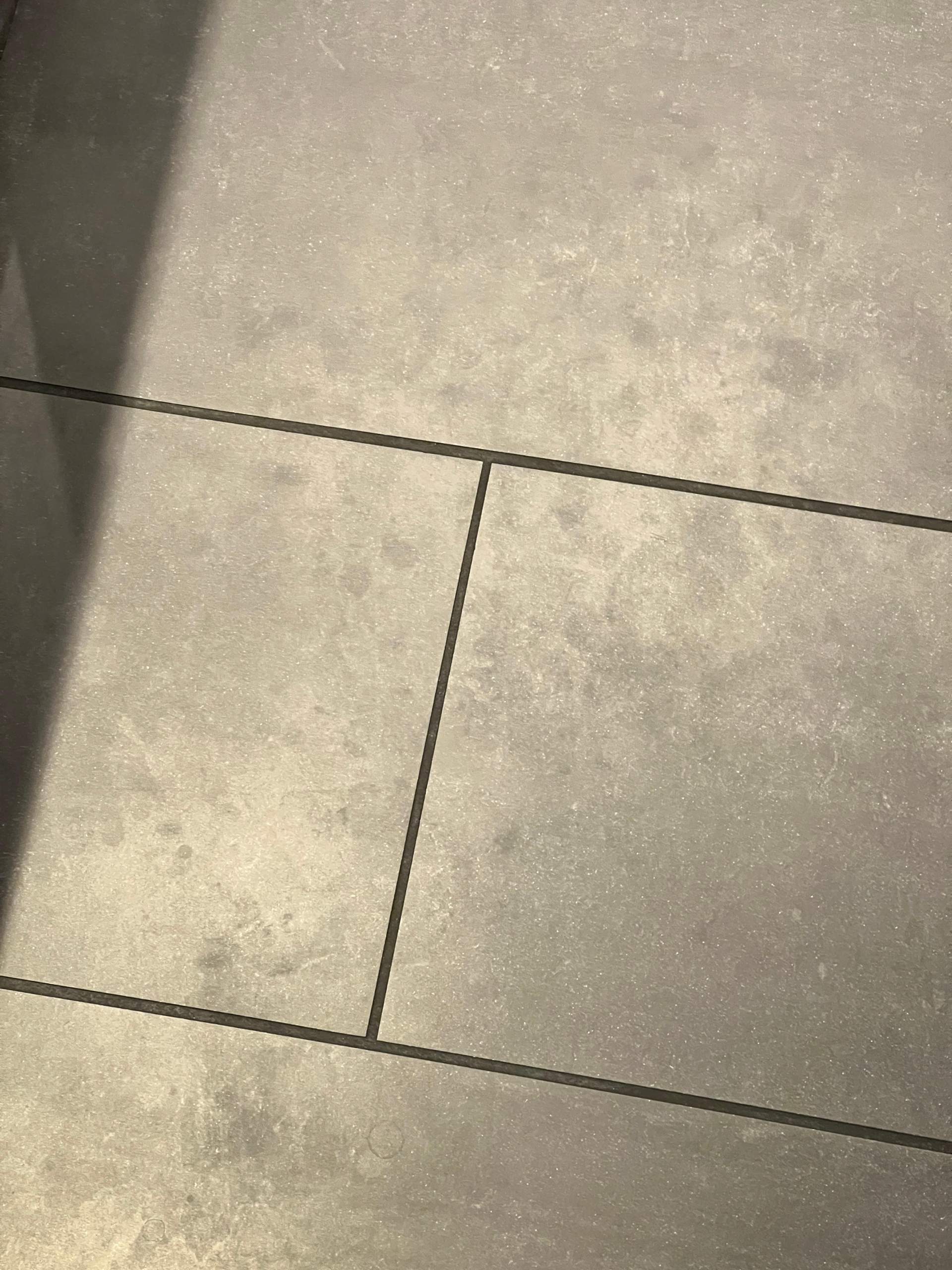 Wie bringe ich diesen dunklen Plattenboden sauber? (Reinigung)