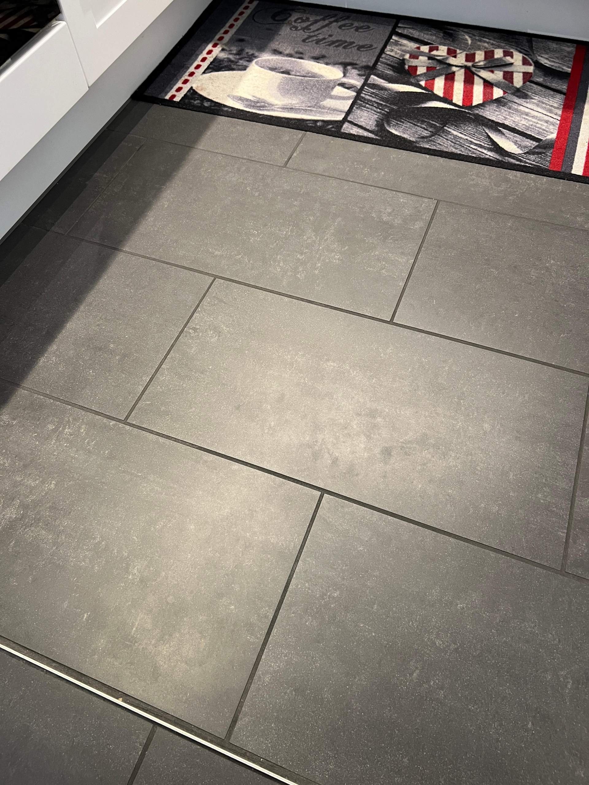 Wie bringe ich diesen dunklen Plattenboden sauber? (Reinigung)