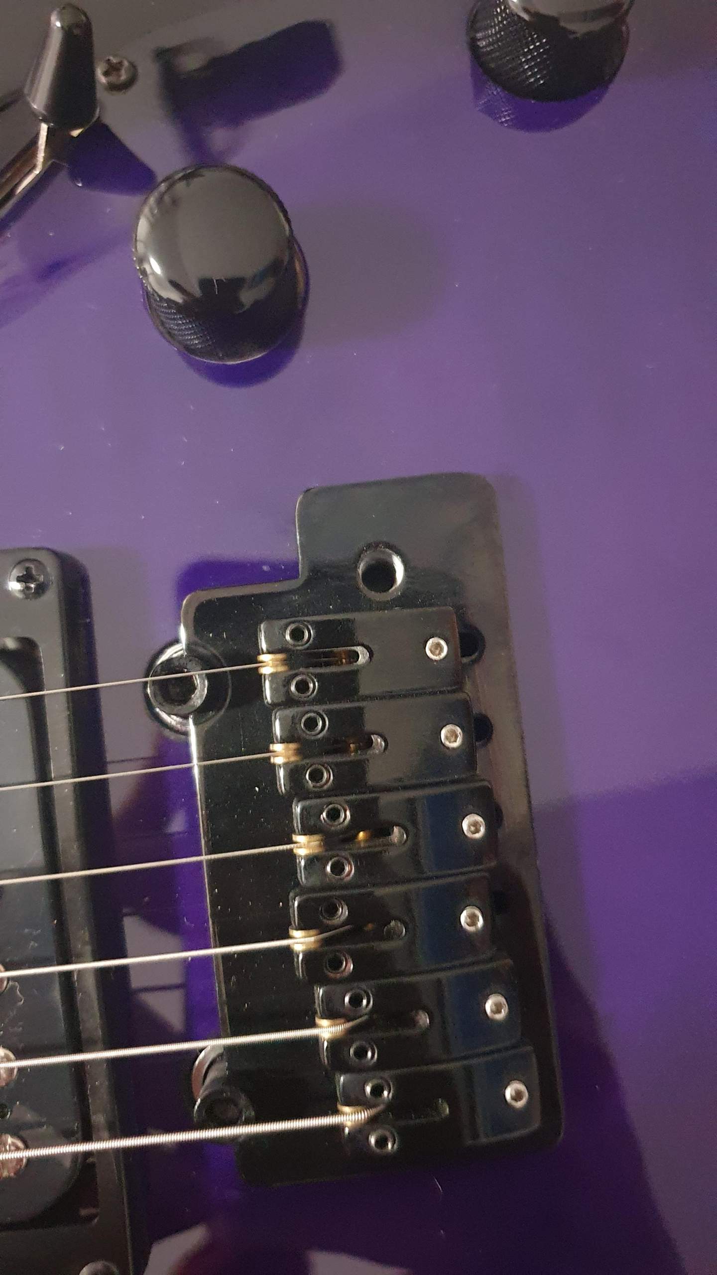 Wie bringe man das Teil an? (Gitarre, Instrument, Musikinstrumente)