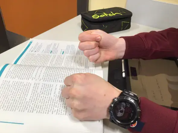 Wie drückt man die Daumen richtig?