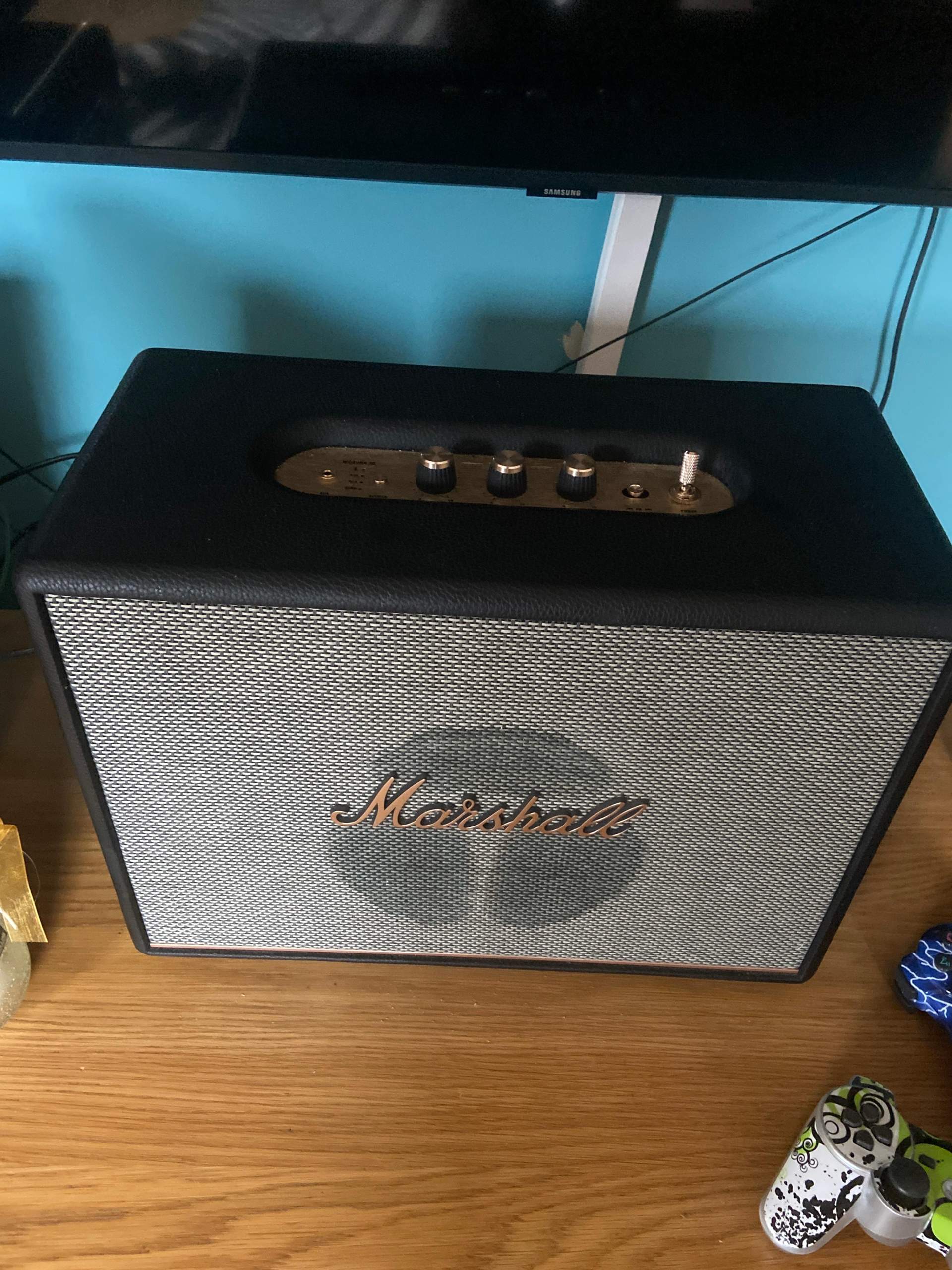 Wie entferne ich die Flecken am Lautsprecher? (reinigen, Musikanlage)