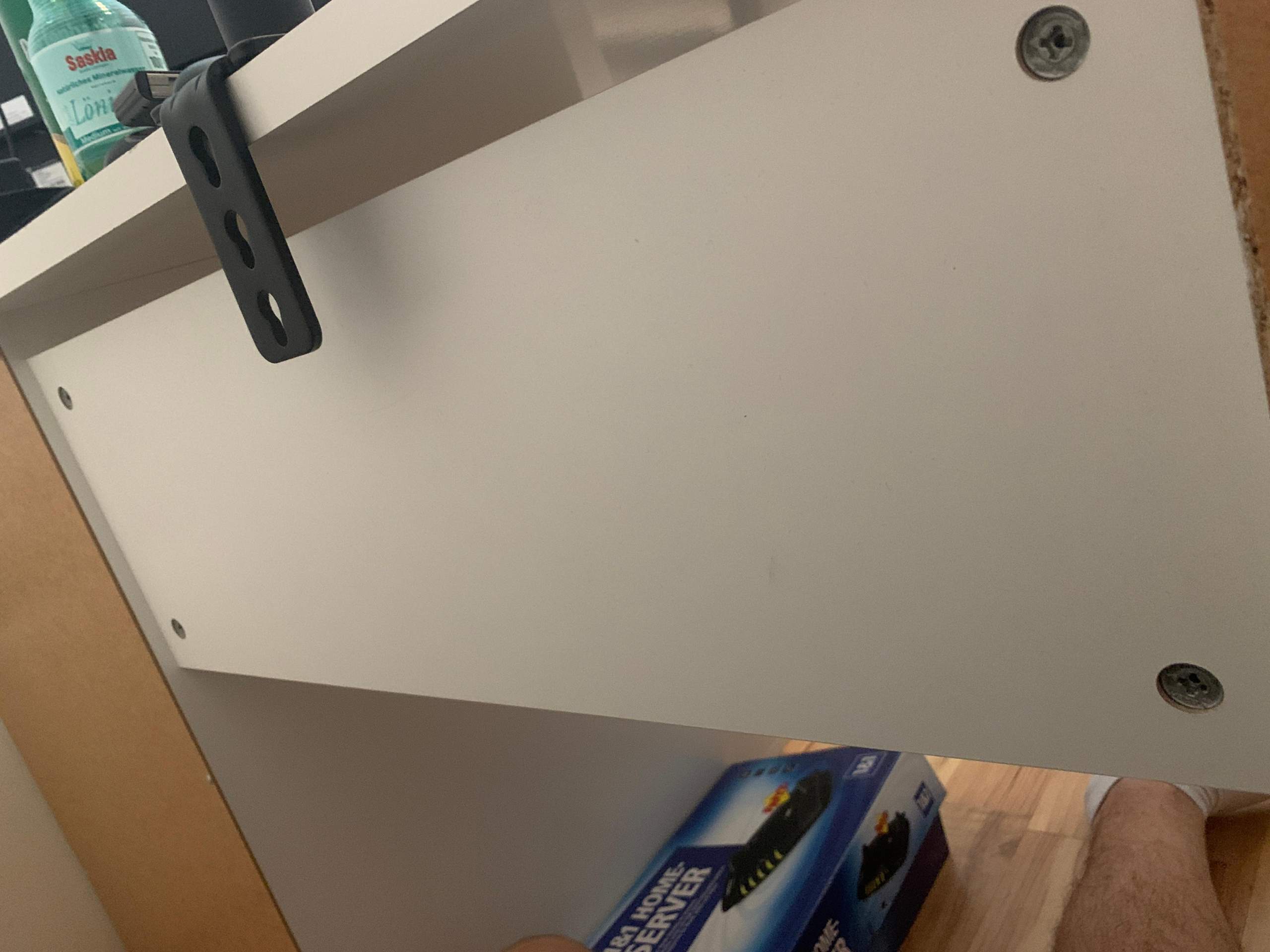 Wie entfernt man die Platte vom Schreibtisch? (Möbel)