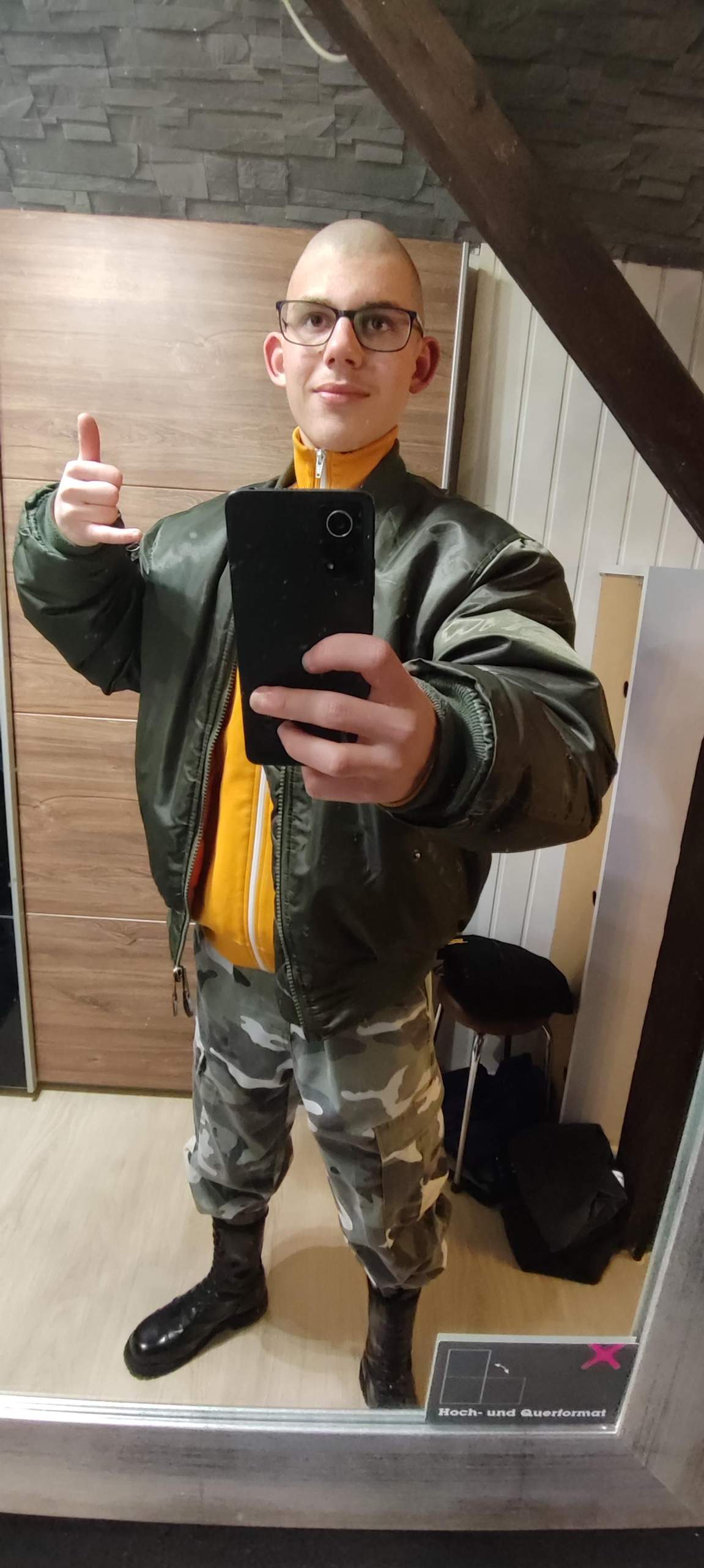Wie erkennt ihr das jemand ein Skinhead ist? (Kleidung, Mode, Aussehen)