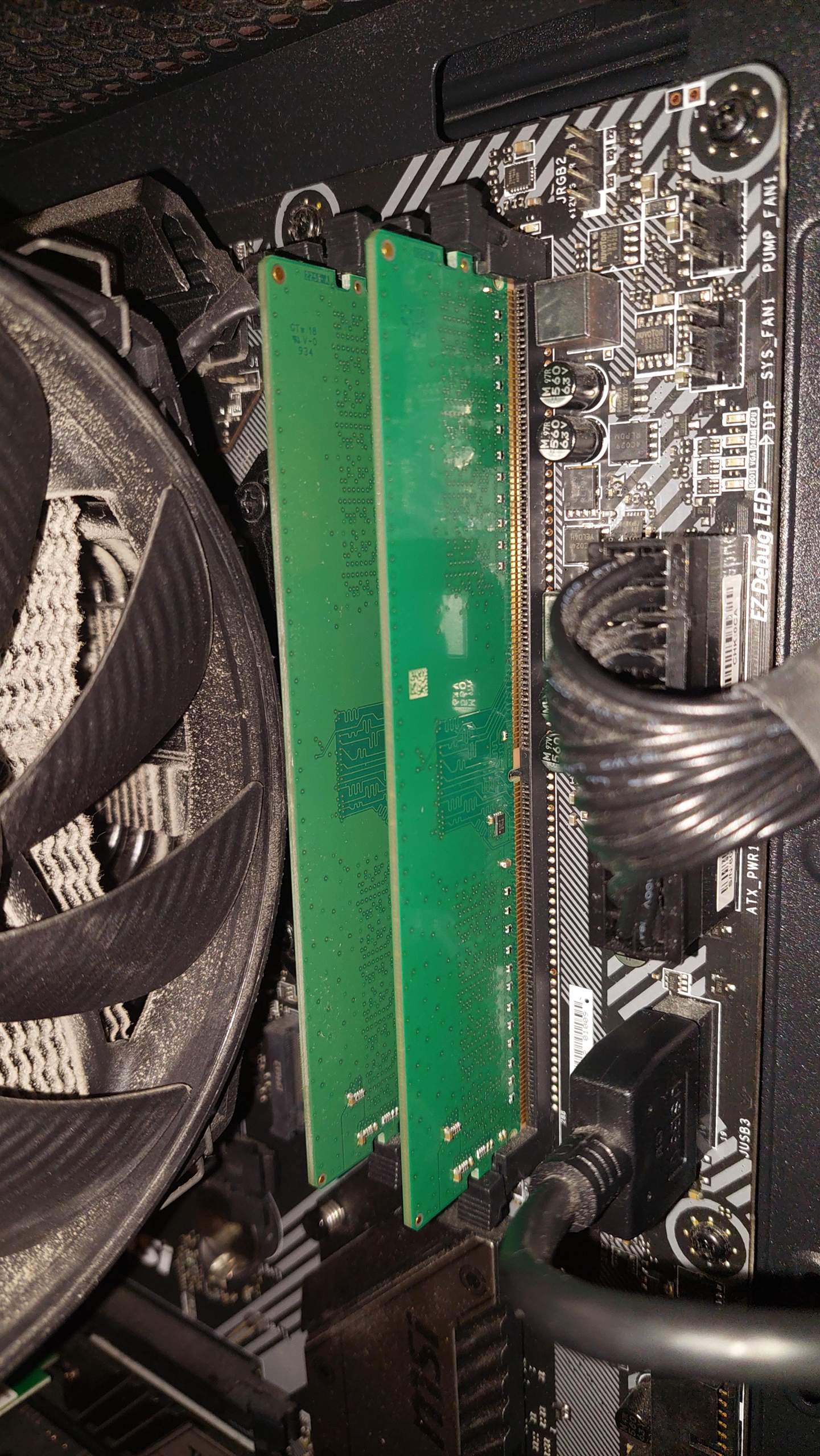 Wie fest den Ram reinstecken? (PC-Problem, PC bauen)