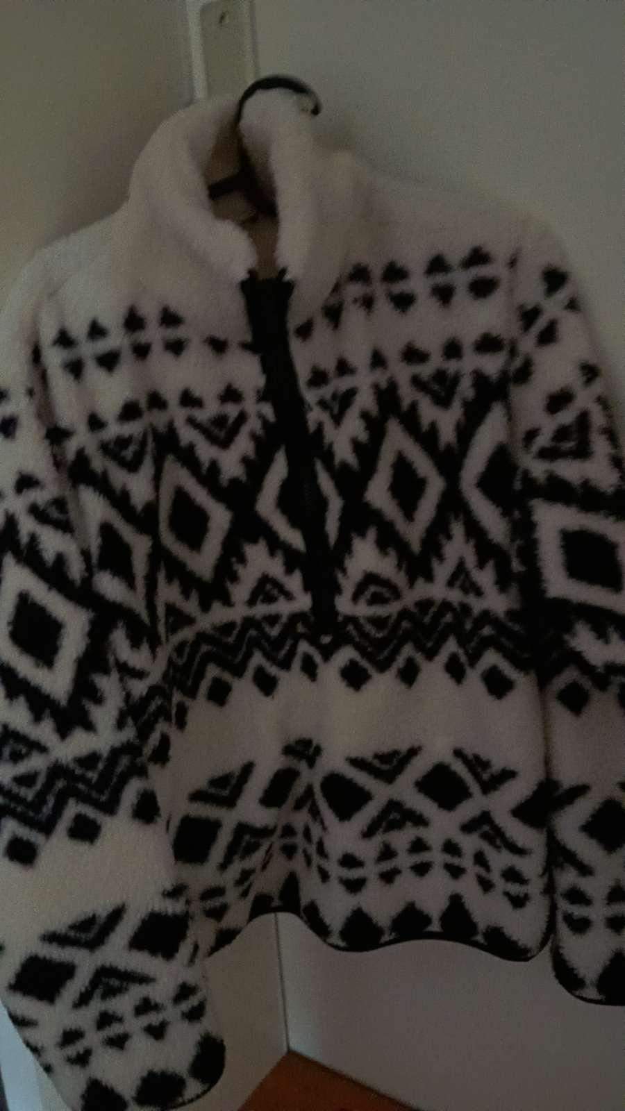 Wie findet ihr den Pulli? (Frauen, Kleidung, Aussehen)