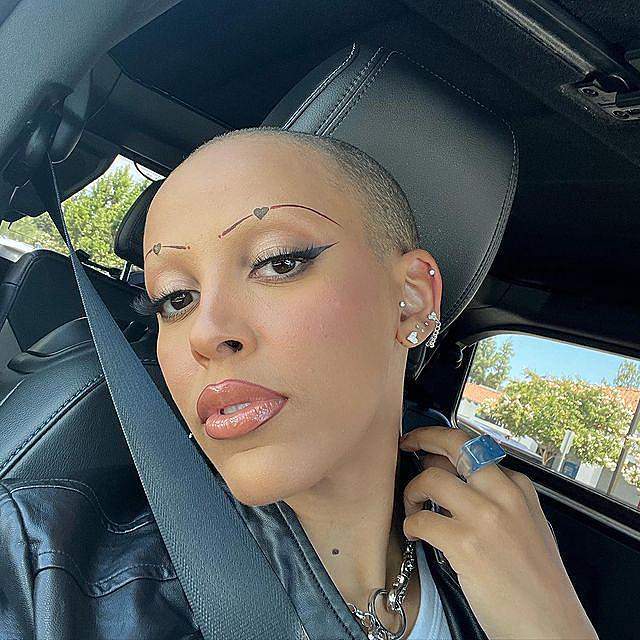 Wie findet ihr die Veränderung von Doja Cat? Buzzcut und Augenbrauen ...