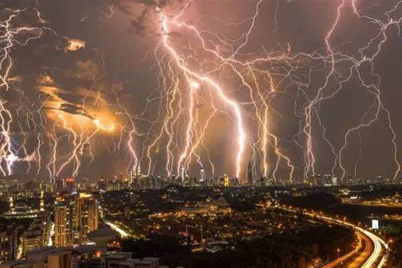 Wie gefährlich ist es, während eines Superzellen-Nachtsturms wie diesem ...