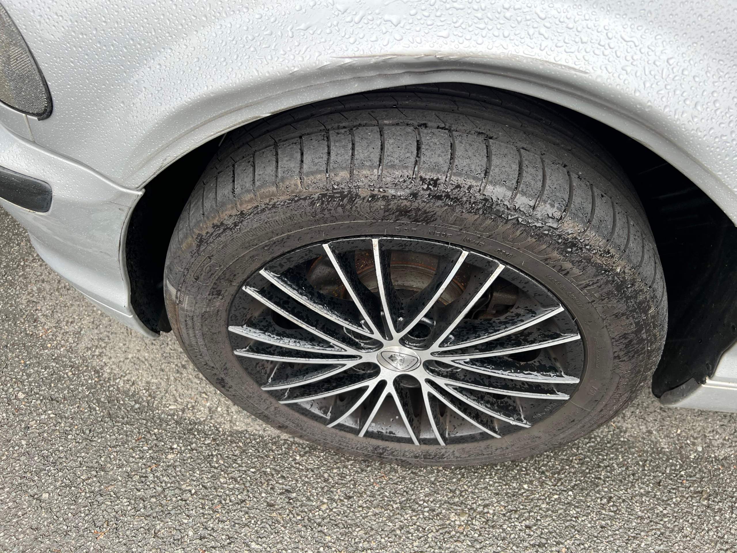 Wie ist diese Beule entstanden? (KFZ, Unfall, Kfz-Versicherung)