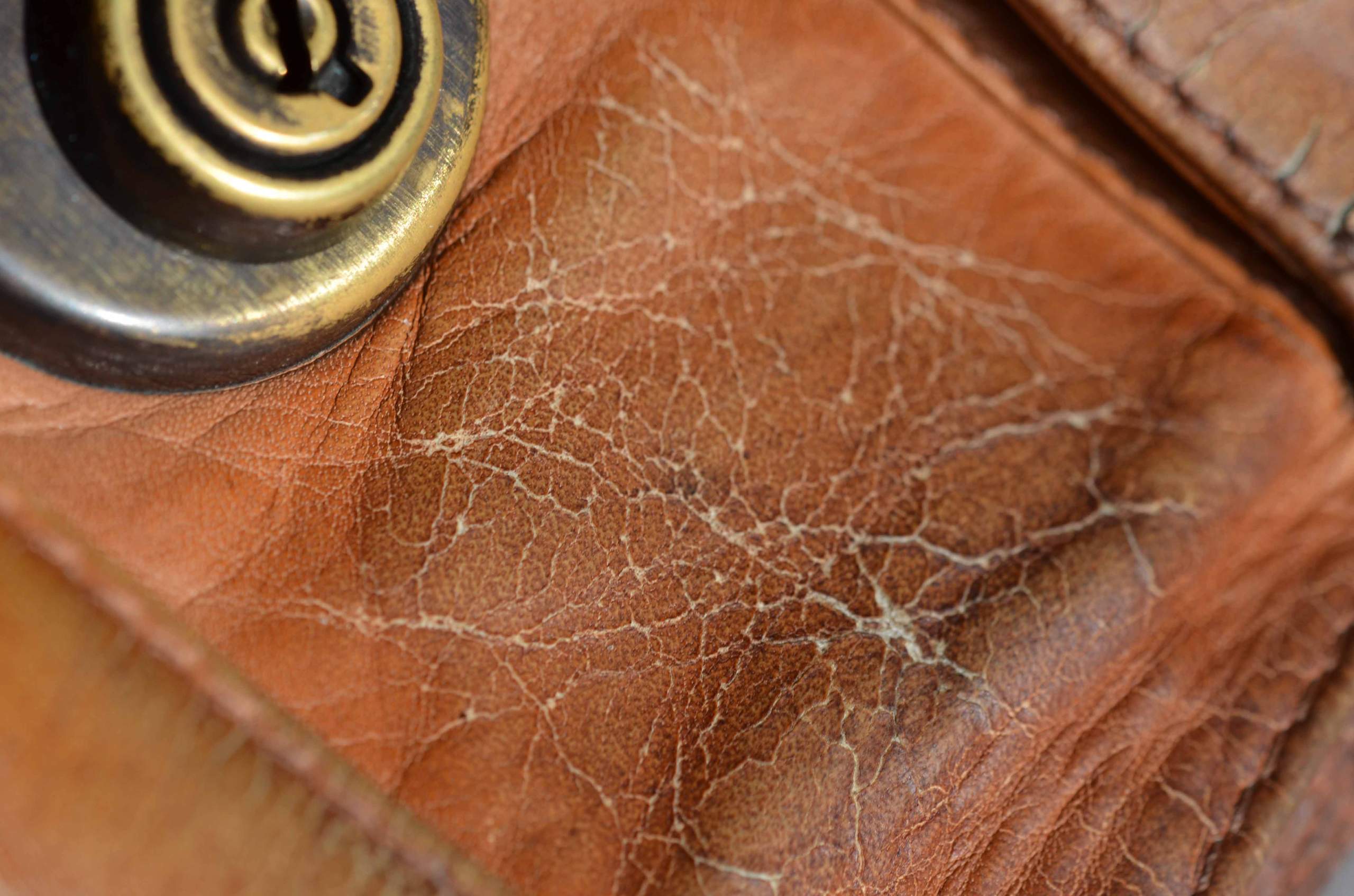 Wie Kann Ich Eine Ledertasche Von Gebrauchsspuren Fett Reinigen