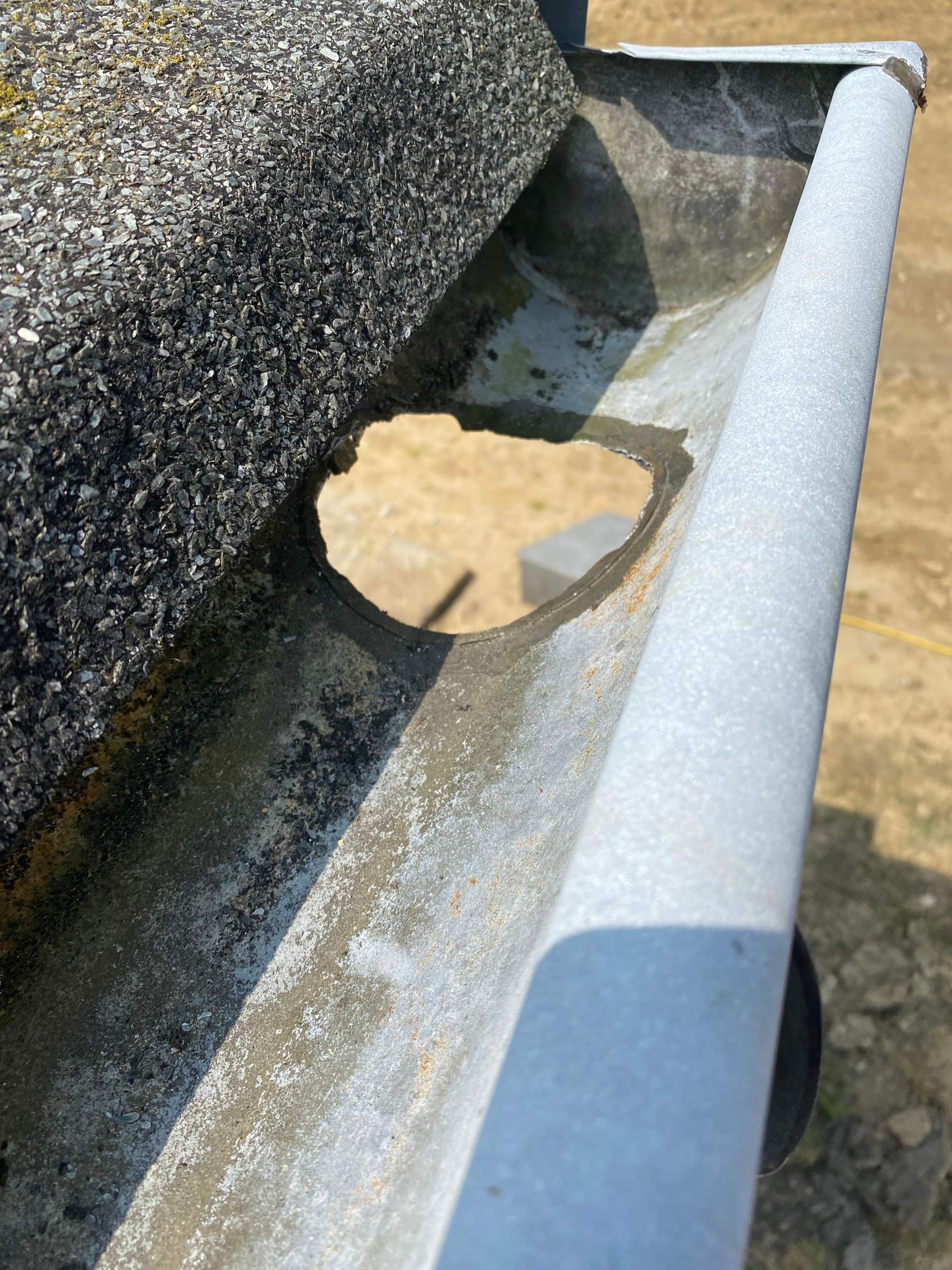 Wie kann ich hier einen Rinnenstutzen anbringen? (bauen, heimwerken ...