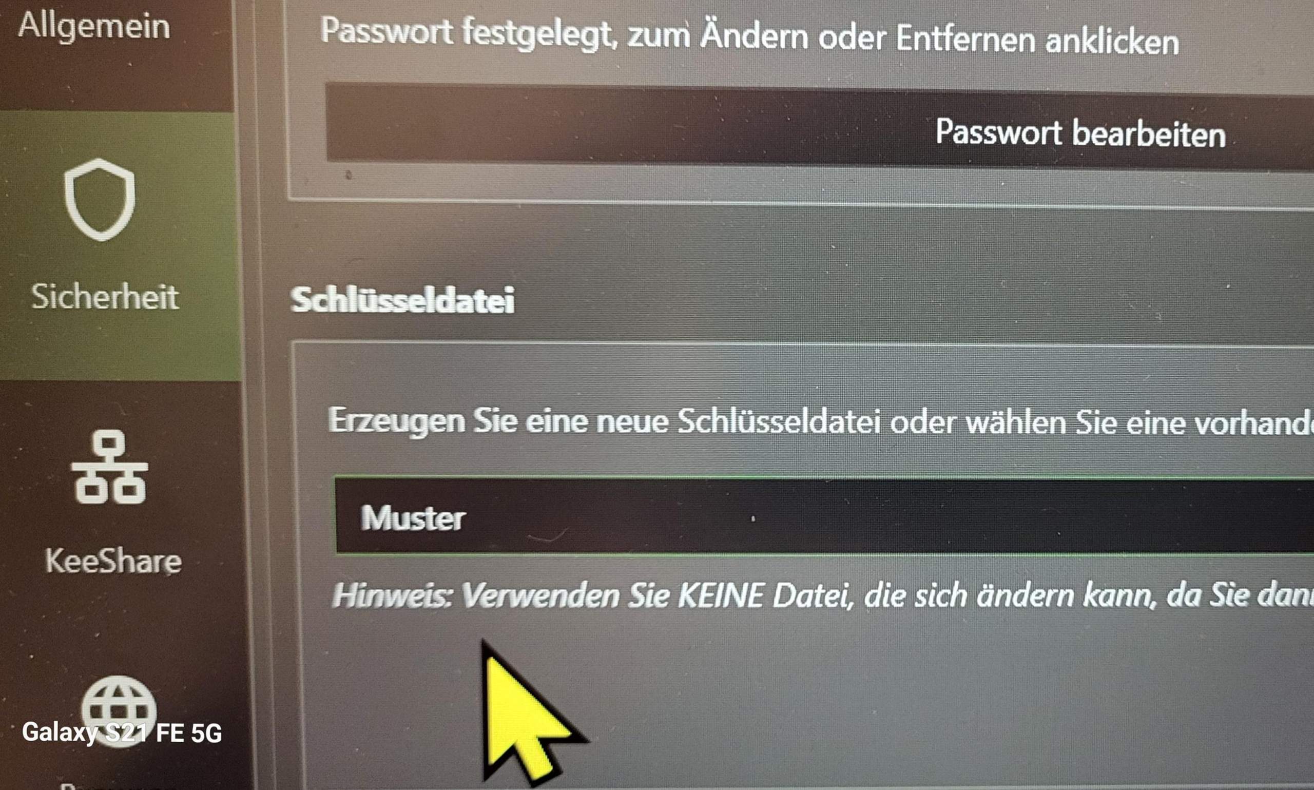 Wie kann man bei dem Passwort-Manager KeePassXC eine zusätzliche Sicherheit aktivieren ...