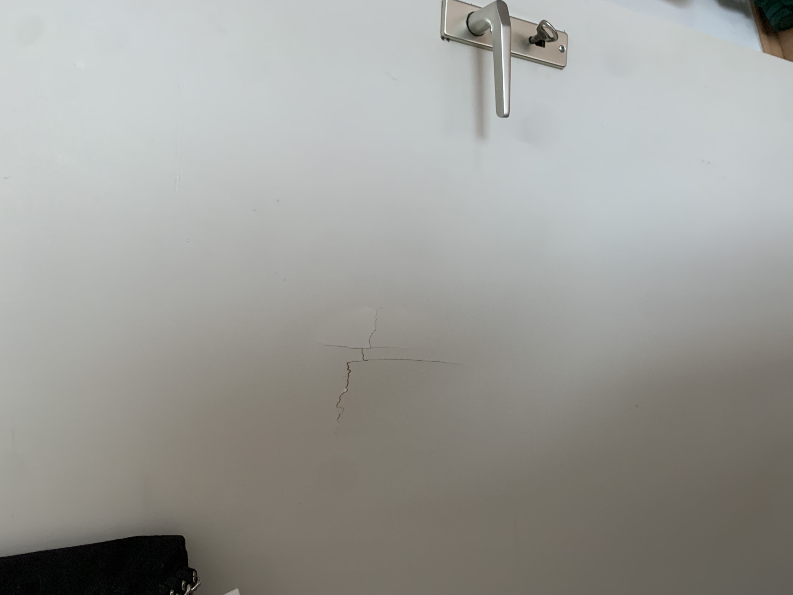 Wie kann man diese Tür reparieren? (Wohnung, Reparatur, Werkstatt)