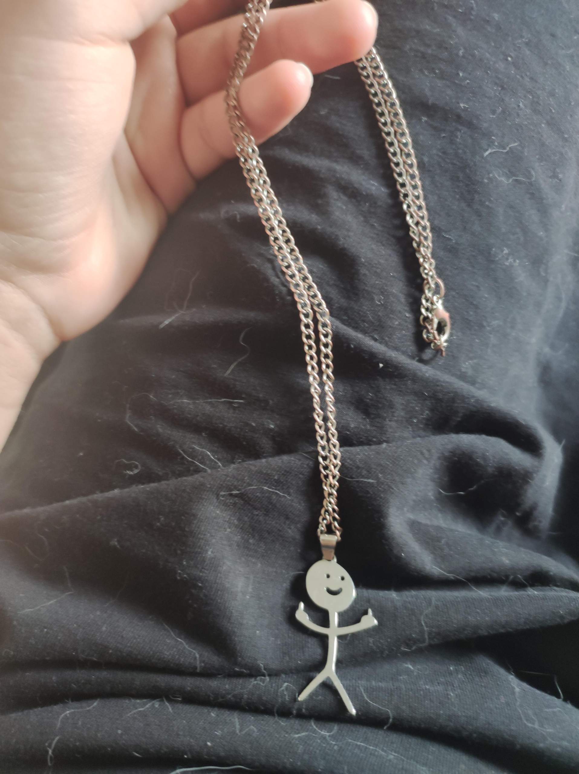 Wie kann man dieses pink von der Kette weg machen? (Anhänger, Halskette)