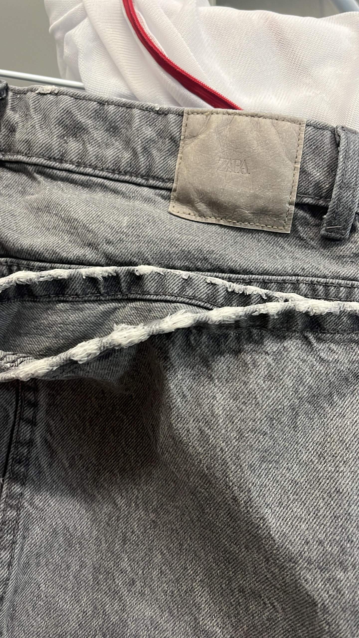 Wie kann sowas nach einer normalen Wäsche passieren? (Kleidung, Mode, Hose)