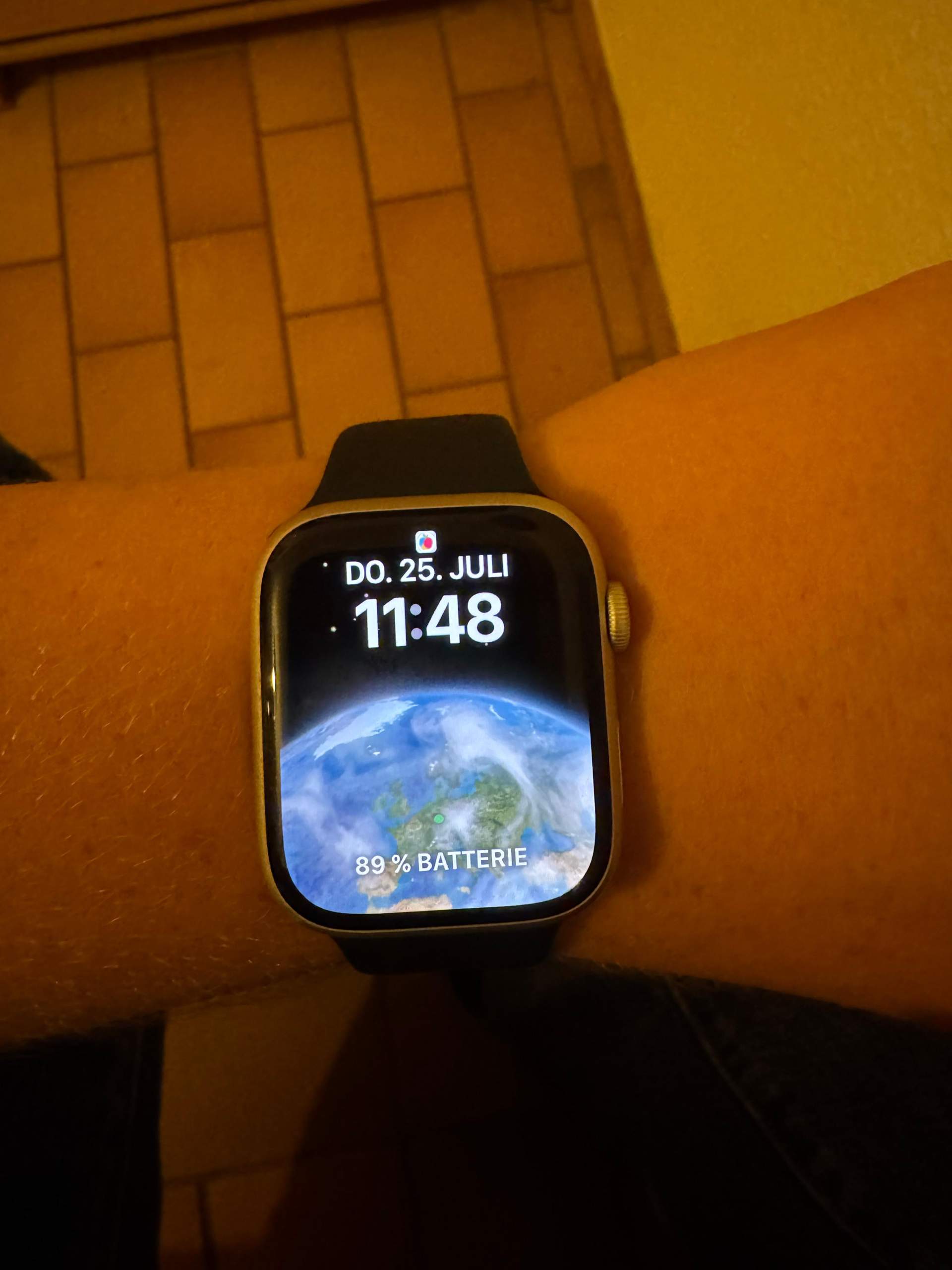 Wie kriege ich die App über meinem Datum auf meine Apple Watch weg? (Sport, Fitness, iOS)
