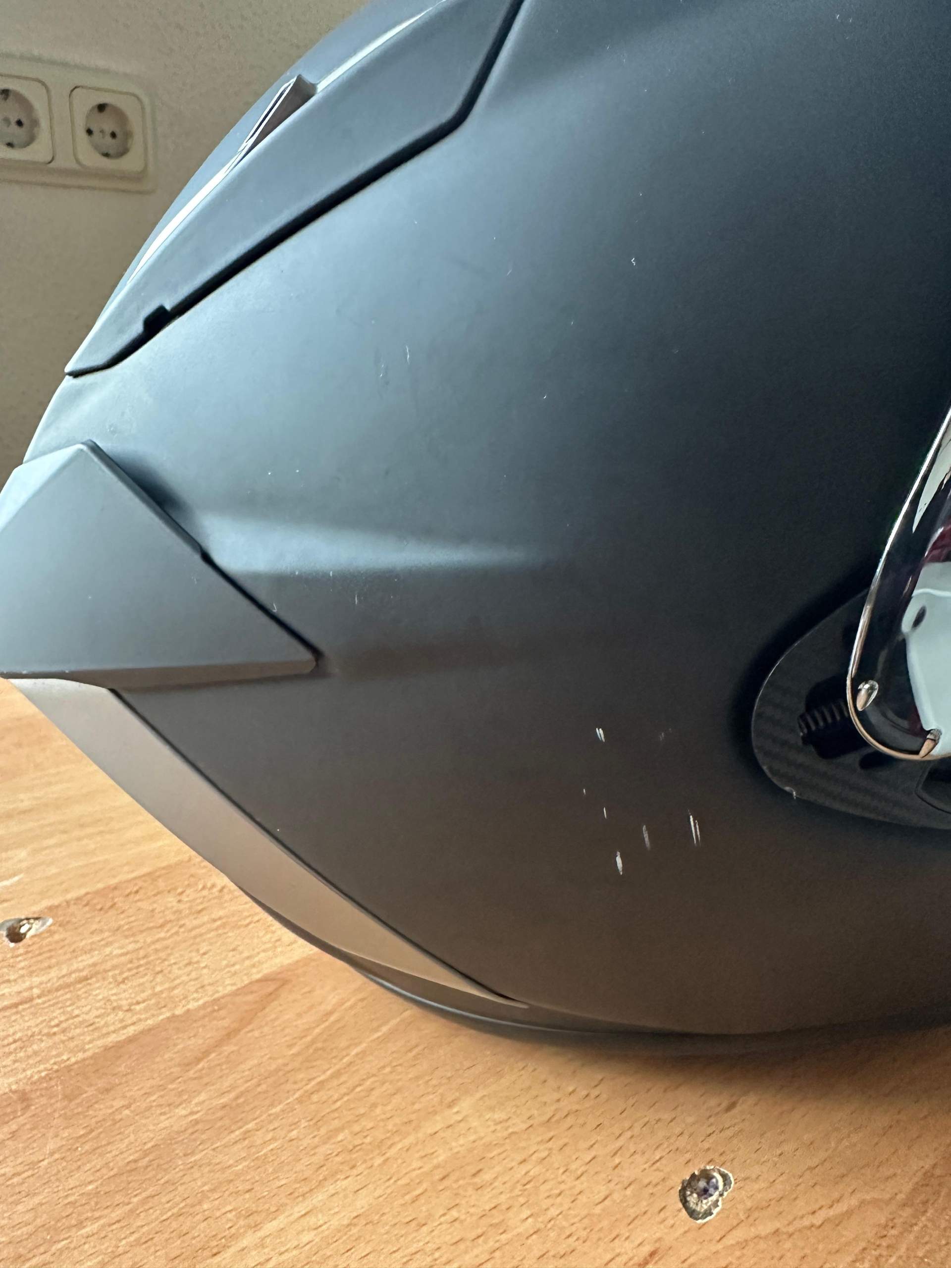 Wie kriege ich Putz abrieb von meinem Helm ab? (reinigen, Motorradhelm ...
