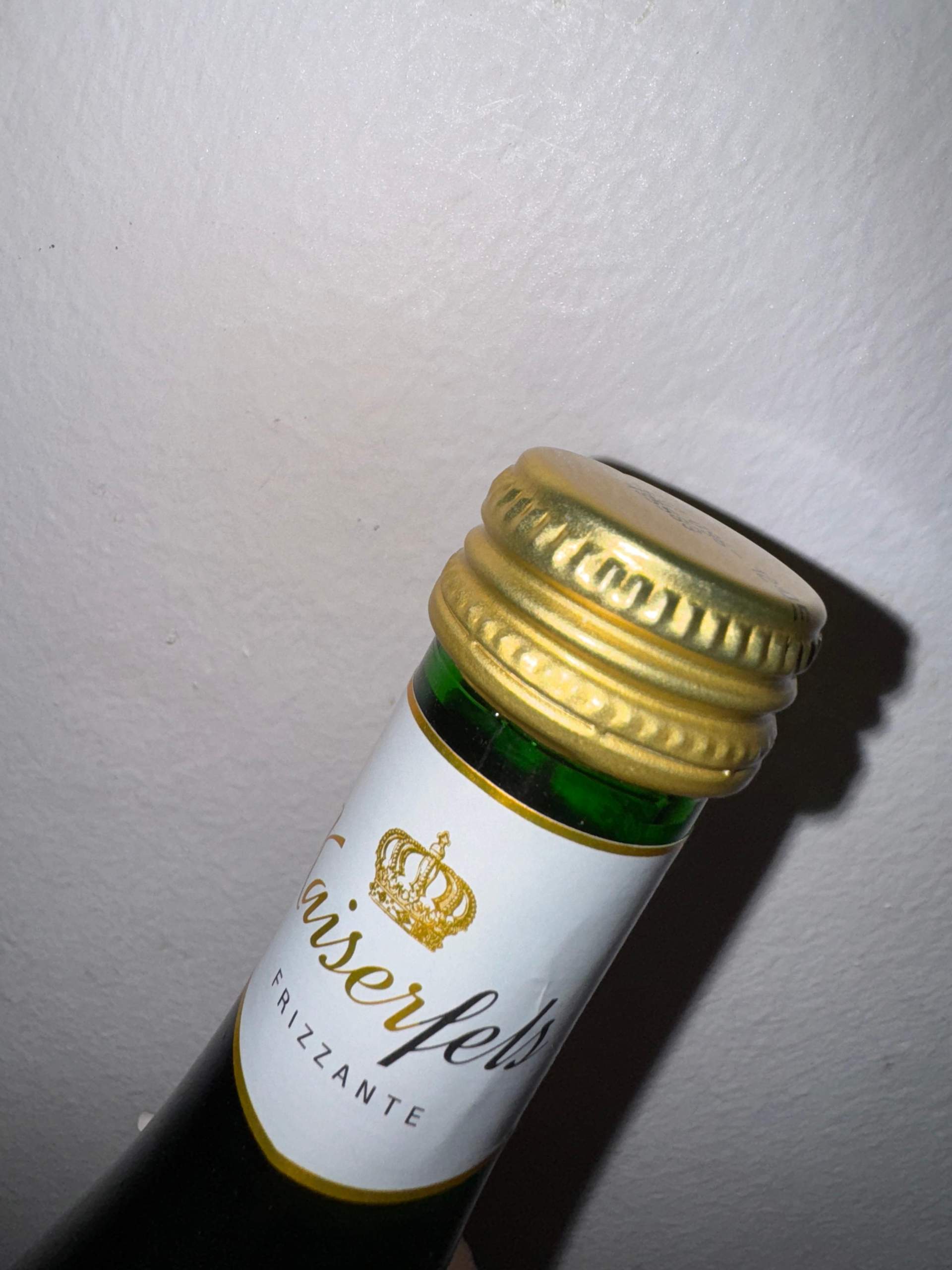 Wie kriegt man diese Flasche auf? (Wasser, Getränke)