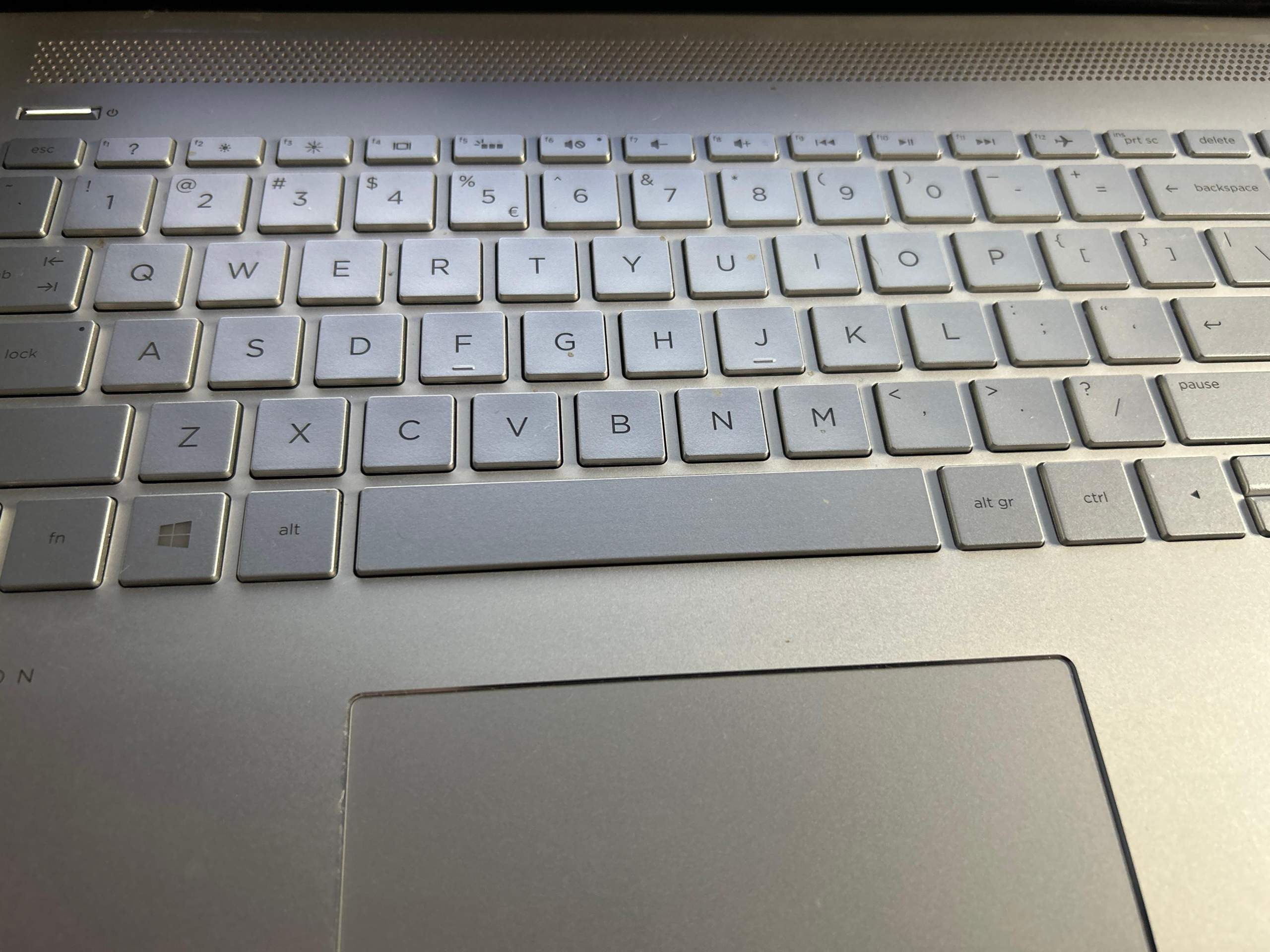 Wie macht man die Zeichen auf einem HP Pavilion x360 Laptop? (PC)
