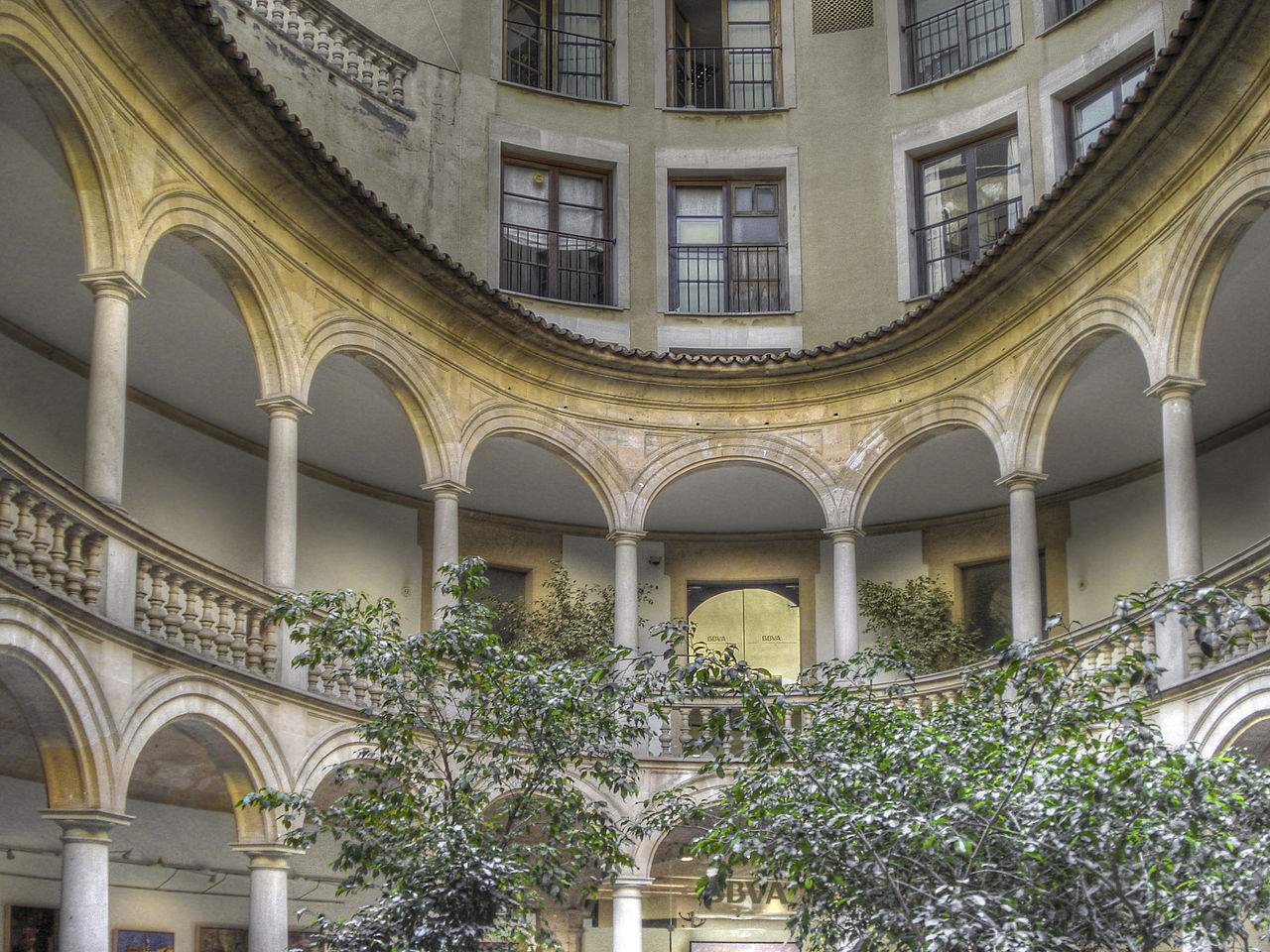 Wie nennt man einen offenen Gang im ersten Stock in einem Innenhof ...