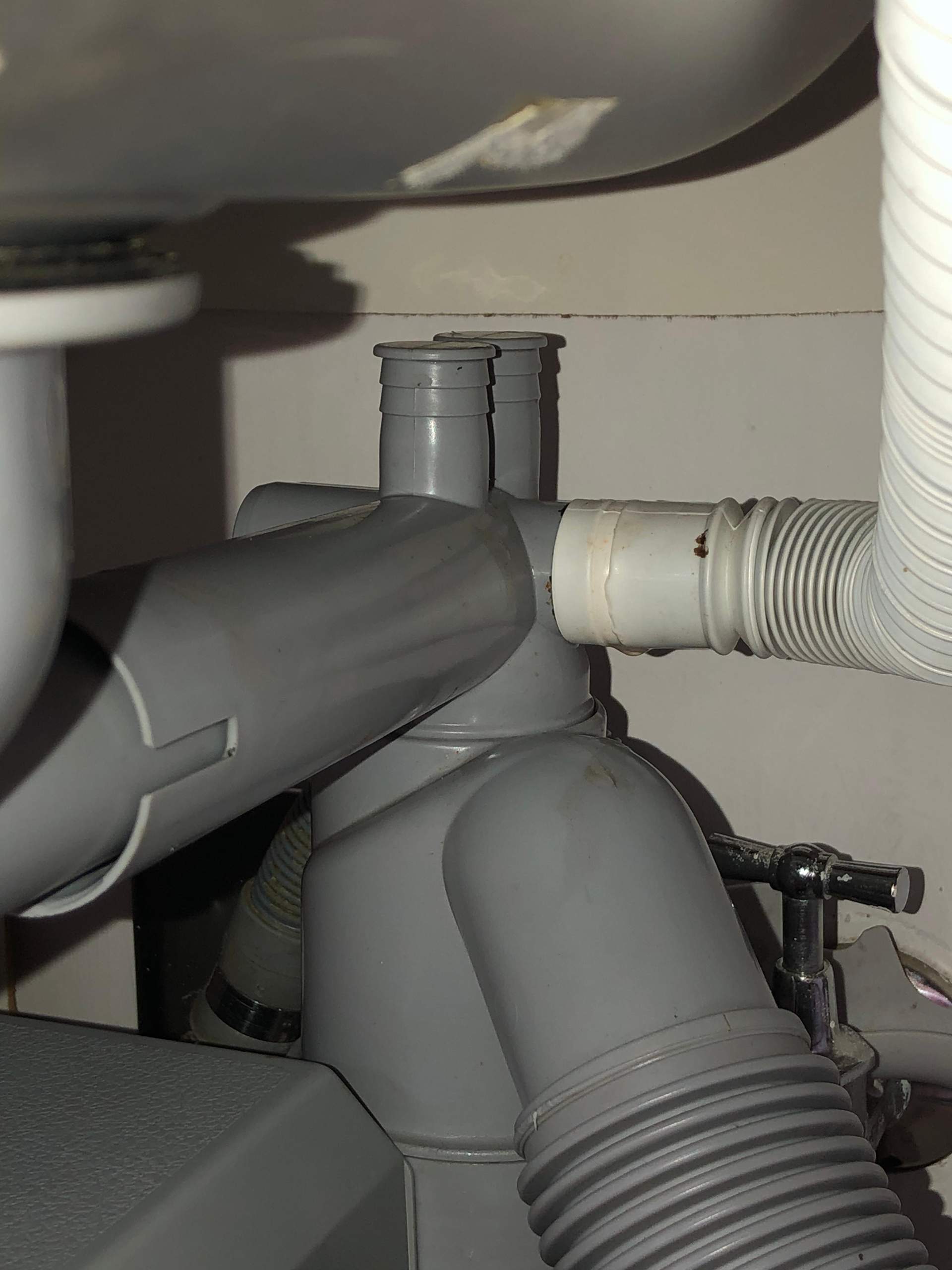 Wie schließe ich den Abwasserschlauch an den Siphon an? (Computer ...