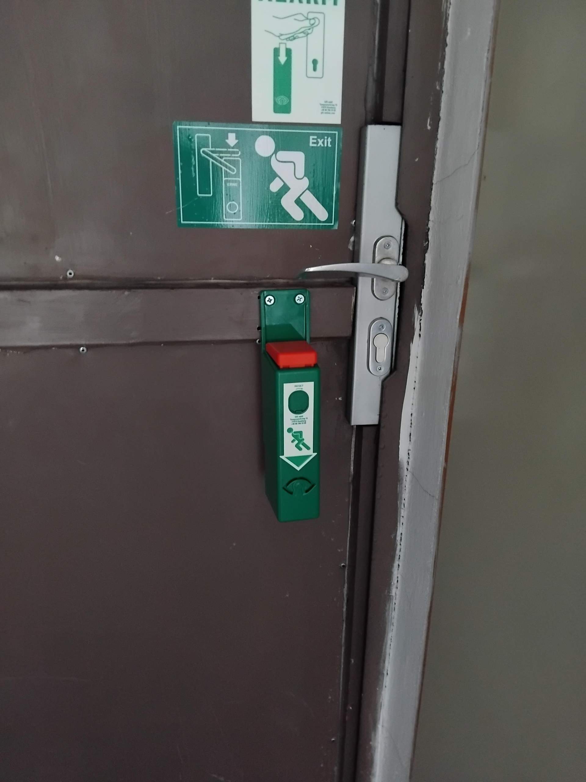 Wie stelle ich den Alarm der Fluchttür wieder ab? (Alarmanlage)