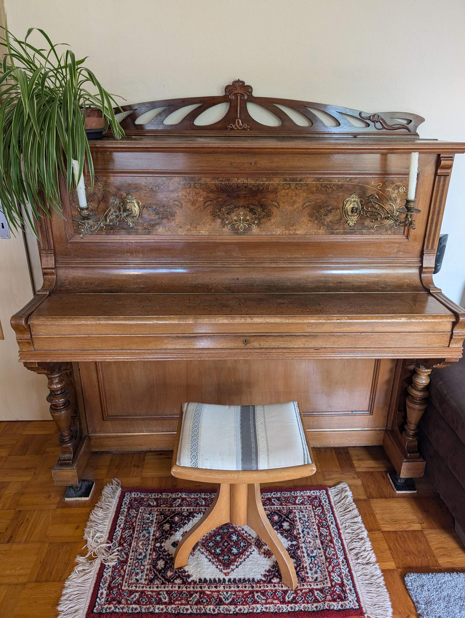 Wie viel ist dieses 120 Jahre alte Klavier wert? (Musik, Geld, wohnen)