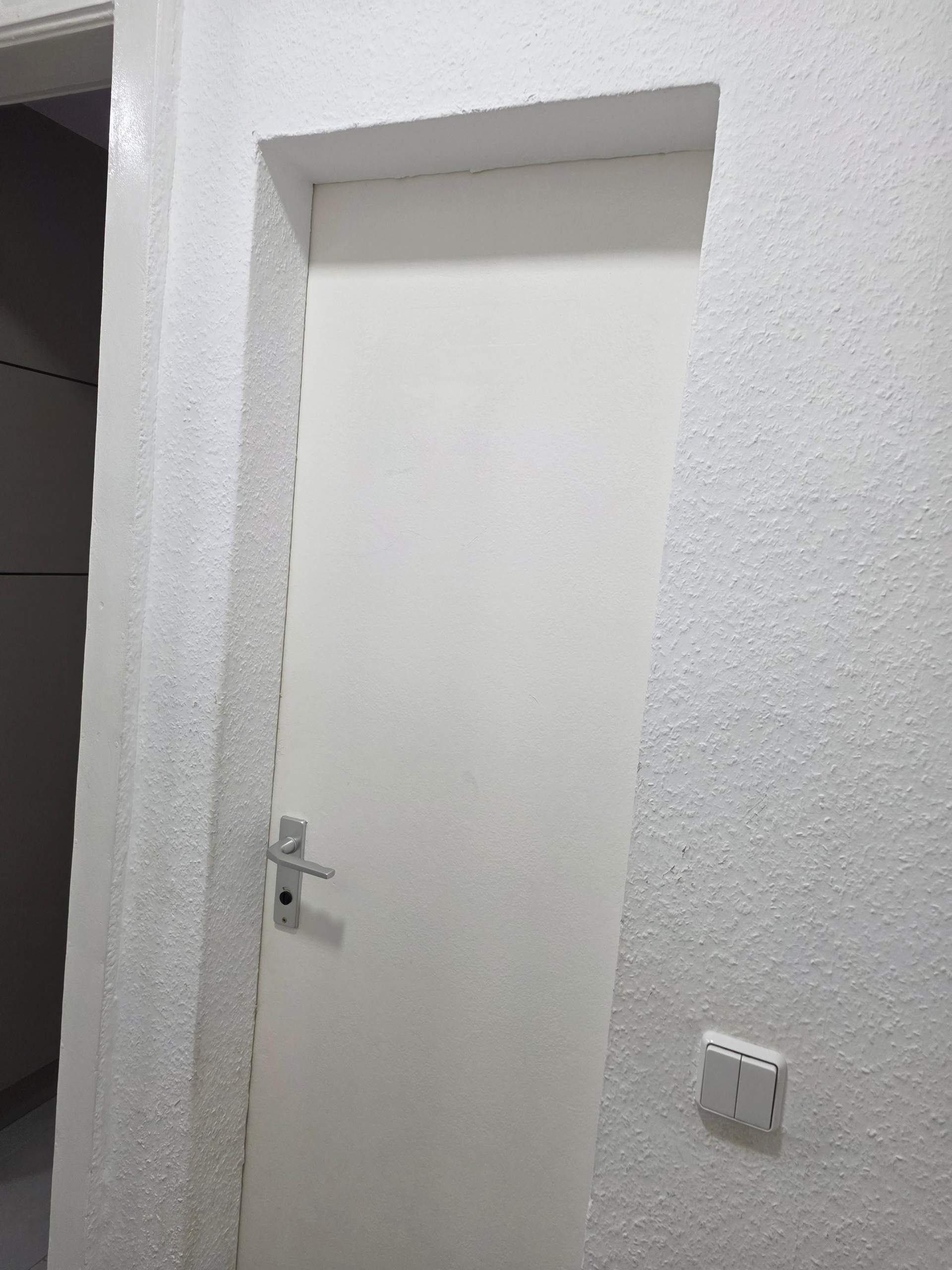 Wie viele Tritte brauchst du, um diese Tür einzutreten, wenn sie ...