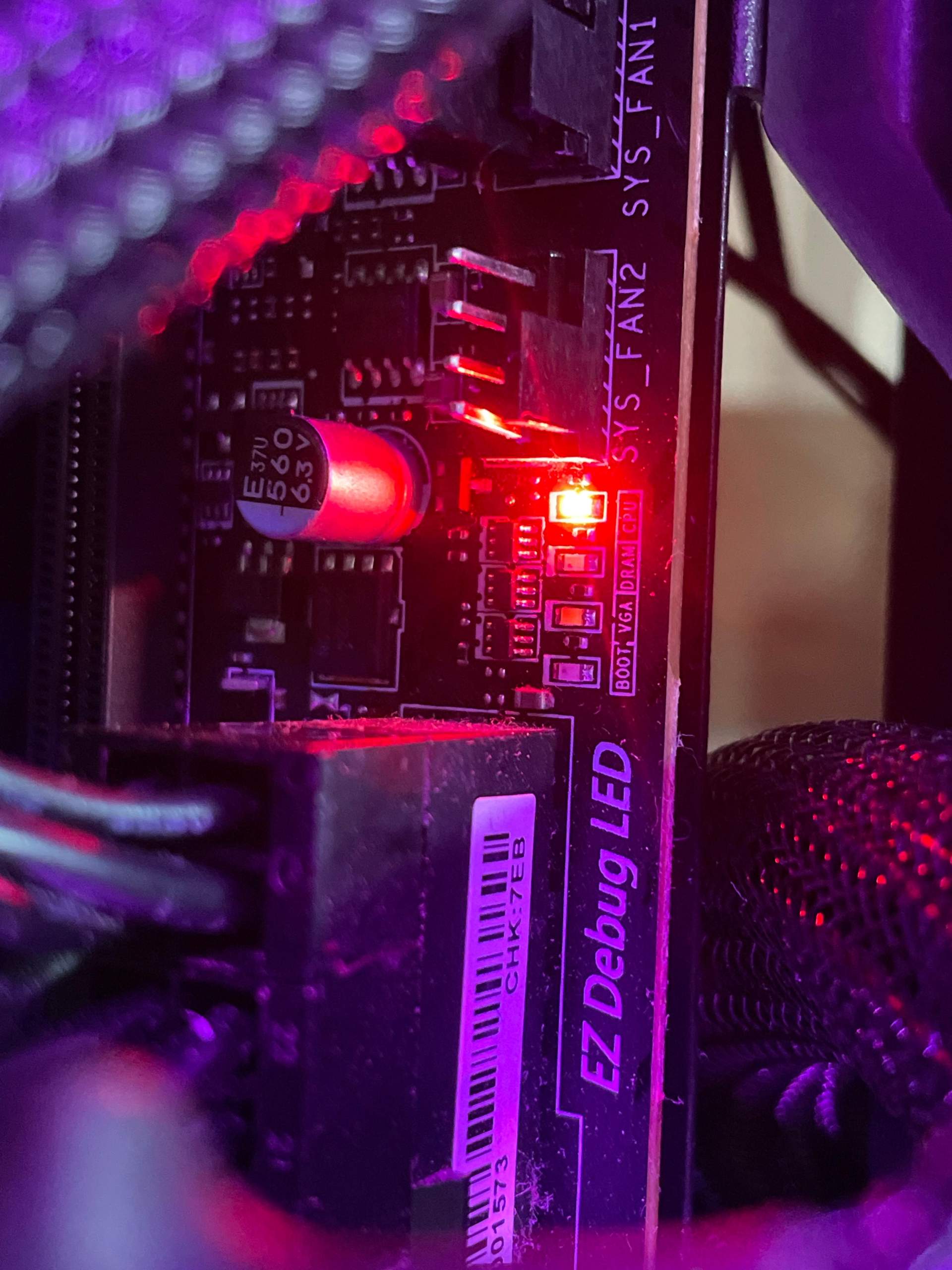 Wieso leuchtet die Cpu Lampe am Mainboard? (Gaming PC, Prozessor, Intel)