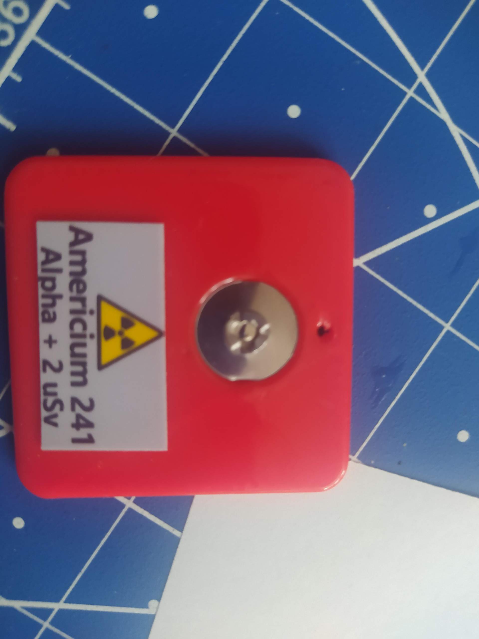 Wo befindet sich das Americium in dem Stück? Ist es im Metall so das ...