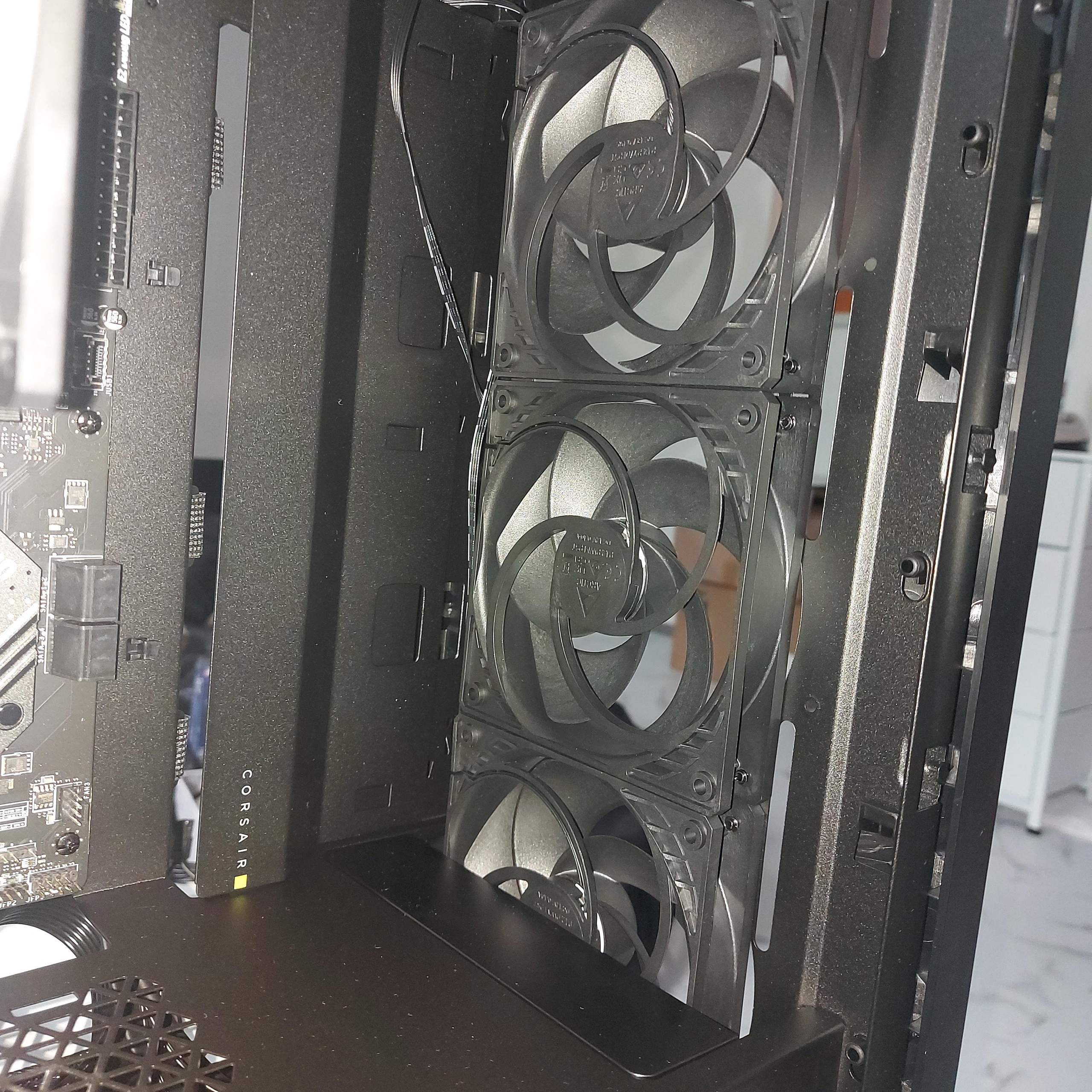 Wo müssen die 3er lüfter vorne und der einer Lüfter hinten am MB rein ...