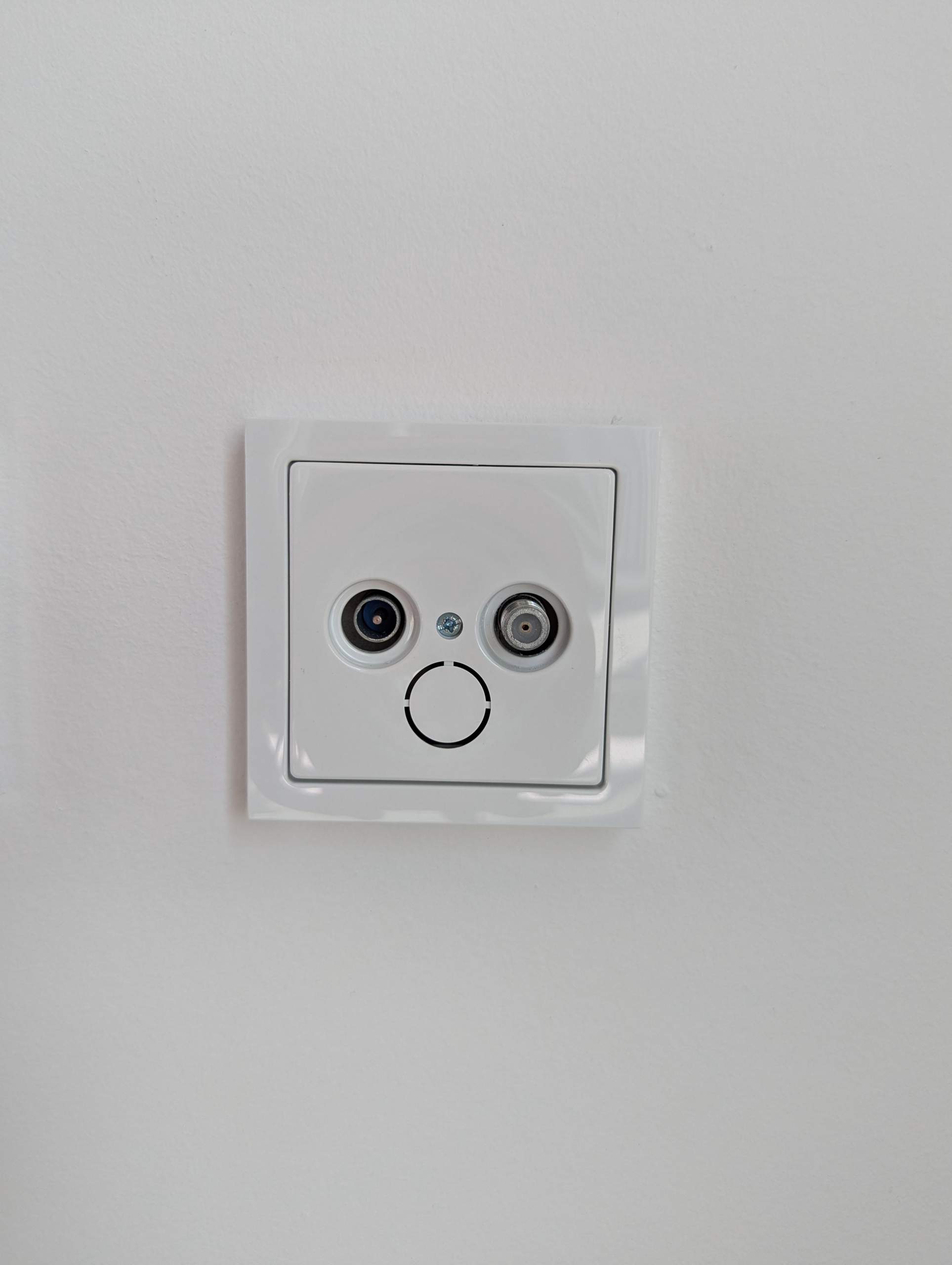 Wofür sind die Stecker in der Dose? (Internet, WLAN, Telefon)