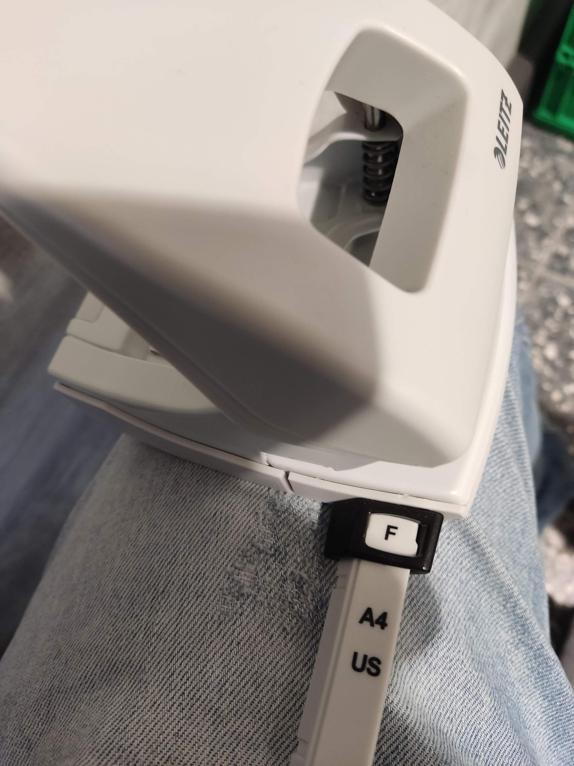 Wofür steht das F auf dem Locher? (Büro, bueroartikel)