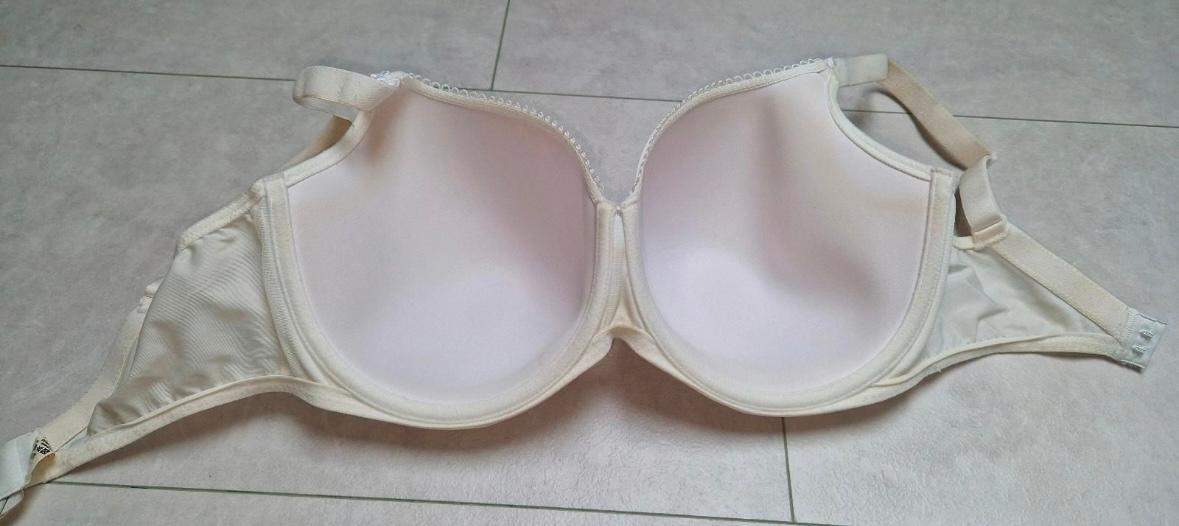 Würdet ihr getragene BHs kaufen - Secondhand? (Mädchen, Jungs, Männer)