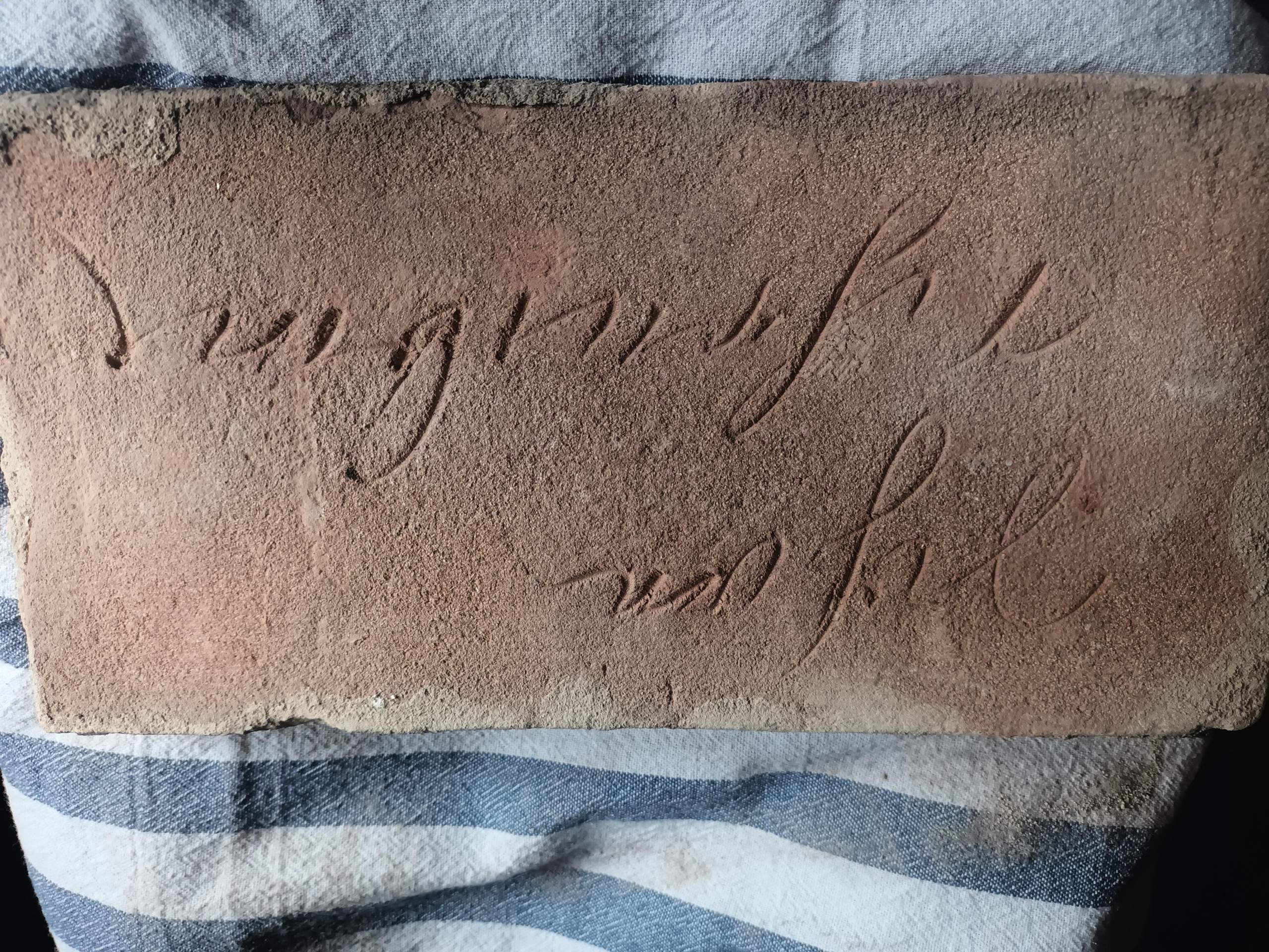 Ziegel Gravur - Kann das jemand lesen bzw. übersetzten? (Sprache, Kunst ...